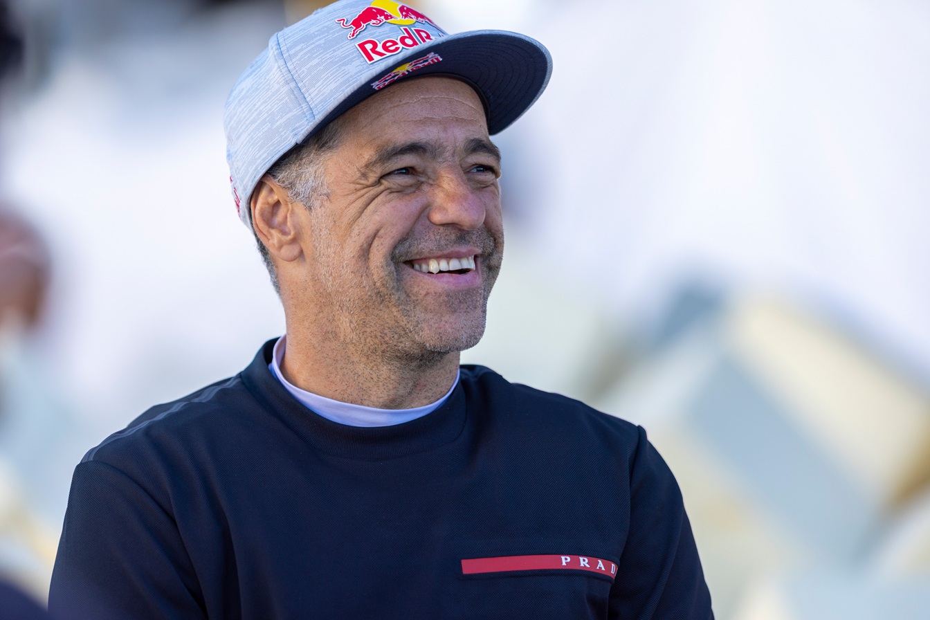 22層樓一躍而下！50歲 Sandro Dias 成功挑戰Red Bull Building Drop飆破兩項金氏世界紀錄 - 動誌