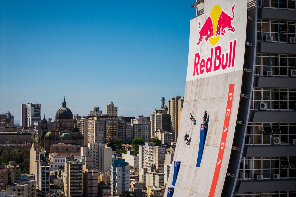 22層樓一躍而下！50歲 Sandro Dias 成功挑戰Red Bull Building Drop飆破兩項金氏世界紀錄 - 動誌